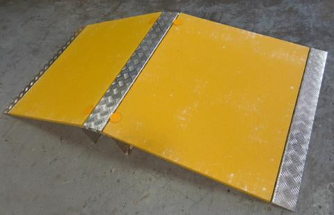 R417 Pedestrian Hose/Cable Ramp (2080 x 995 x 235 mm) — Rubber.co.uk